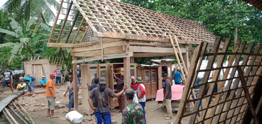 Sambatan: Tradisi Gotong Royong dalam Membangun Rumah di Banjararum ...